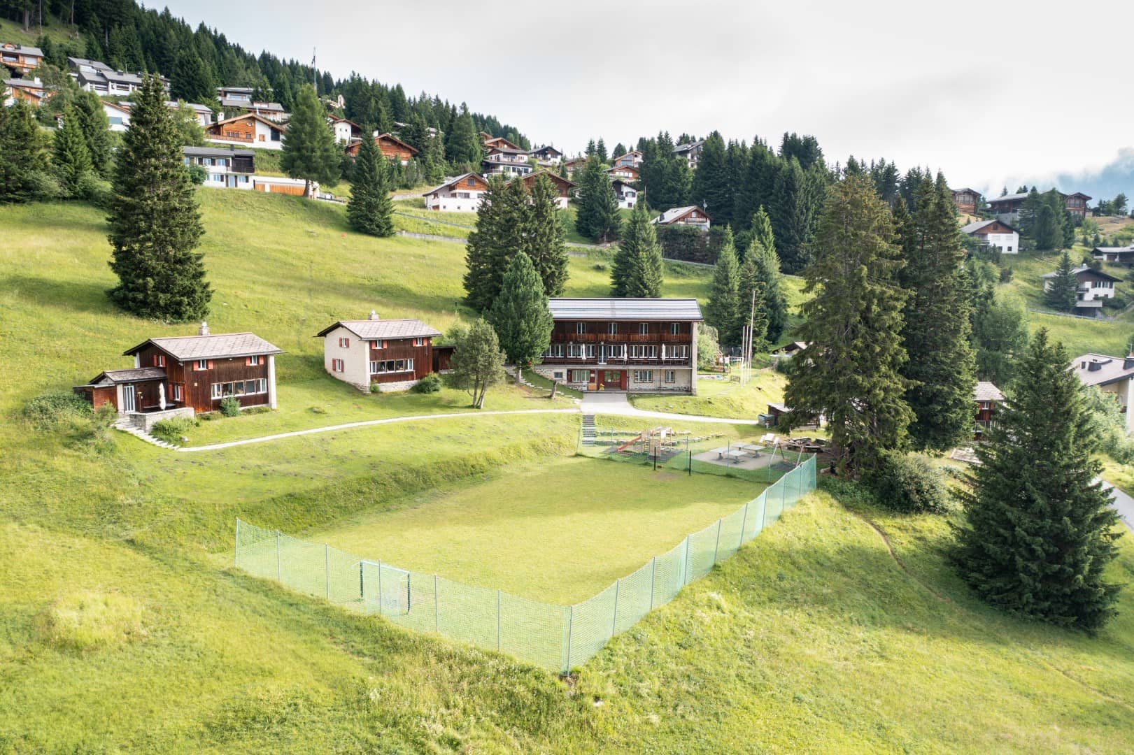 Gruppenhaus Hinwilerhuus Valbella: Platz für 77 Personen in Graubünden